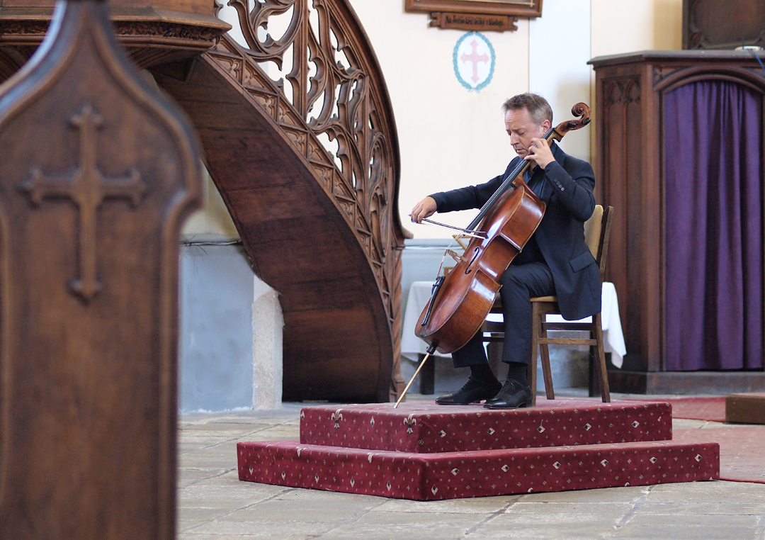 Bachovy violoncellové suity v suverénním podání Marca Coppeye ...